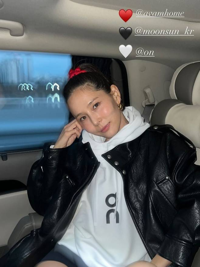 김나영 짧은 쇼츠오버핏 후디로 트렌드 선도 가죽 재킷까지 완벽 스타와 라이프