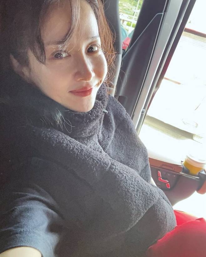조여정 뽀글 머리로 삼천포 감성 장착 모자도 숨길 수 없는 미모 스타와 라이프