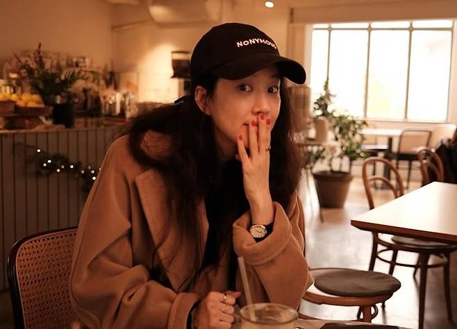 정려원 코트가 몸에 착 마실부터 전시회까지 코트 하나로 끝 얼죽코 끝판왕 패션엔