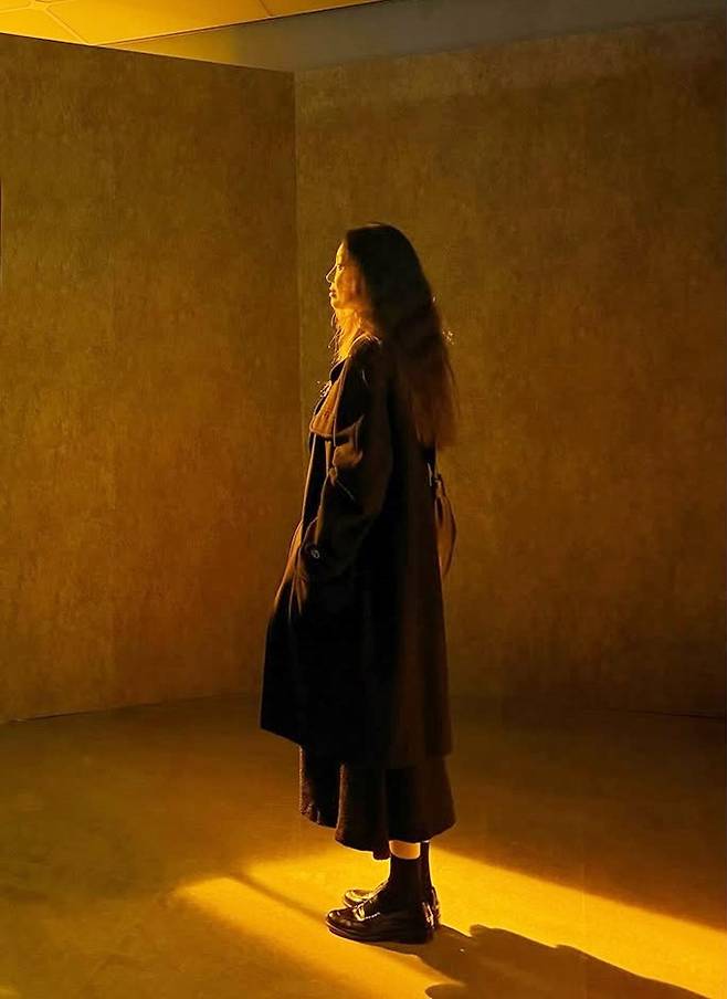 정려원 코트가 몸에 착 마실부터 전시회까지 코트 하나로 끝 얼죽코 끝판왕 패션엔
