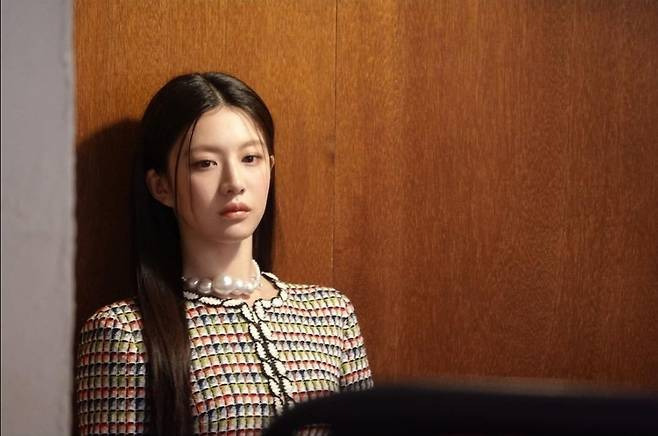 고윤정 샤넬의 뮤즈 앞머리 삐죽한 사랑스러움으로 완성한 트위드룩 스타와 라이프