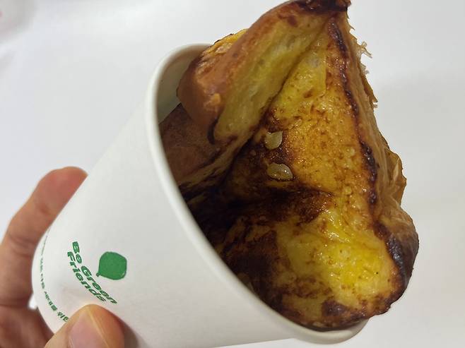 종이컵에 식빵을 손에 묻지 않고 깔끔하게 먹는 방법 텐꿀팁
