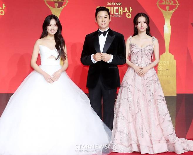 SBS연기대상 3MC 신동엽 김혜윤 김지연 레드카펫 | 에펨코리아