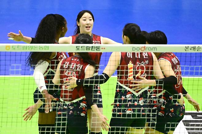 현대건설 독주 흥국생명에 첫 승리대한항공은 Ok저축은행 잡고 1위 추격