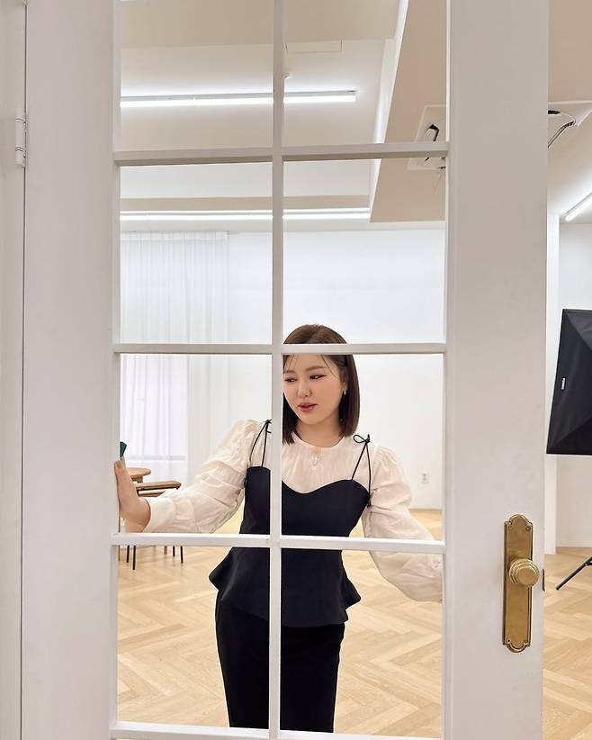 송가인 성장판 아직 열렸어 더 길어보이는 일자핏 블랙앤화이트 레이어드룩 뷰티는 내운명