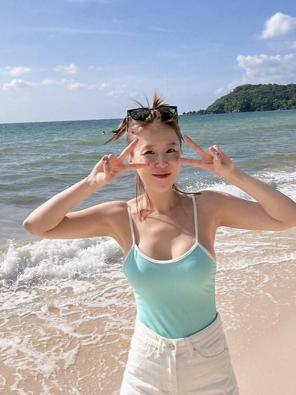신지 여름이 돌아왔다 파라다이스 속 25인치 허리 자랑한 민소매 숏팬츠룩 스타와 라이프