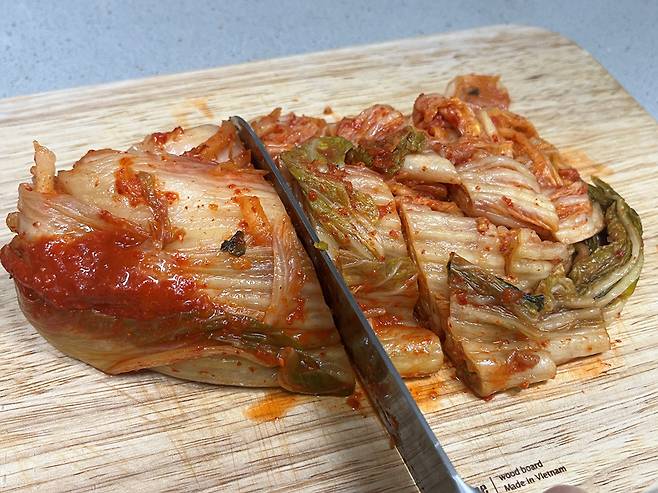 김치 그냥 썰지 마세요 이렇게 하면 도마에 김치 국물과 냄새가 배지 않습니다 텐꿀팁