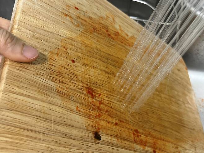 김치 그냥 썰지 마세요 이렇게 하면 도마에 김치 국물과 냄새가 배지 않습니다 텐꿀팁
