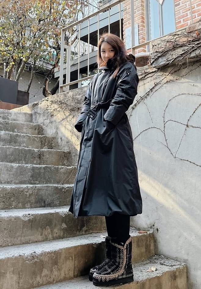 이지아 벨트 질끈 더 멋스러운 겨울 코트 핏 벨티드 롱 코트 외출룩 패션엔