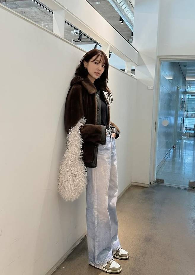 윤은혜 겨울 캐주얼 핏의 진수 시어링 재킷과 깃털 가방 핫한 조합 데일리룩 패션엔