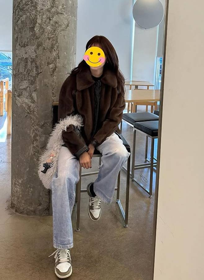윤은혜 겨울 캐주얼 핏의 진수 시어링 재킷과 깃털 가방 핫한 조합 데일리룩 패션엔