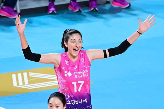 투트쿠 이탈→수비 조직력 저하 흥국생명에 찾아온 첫 위기 Is 포커스
