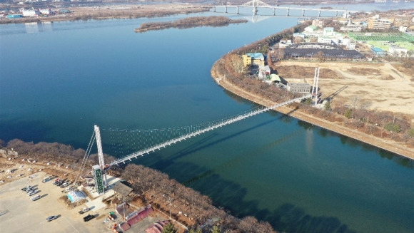 더 재밌어지는 ‘춘천 의암호248m 출렁다리 개통