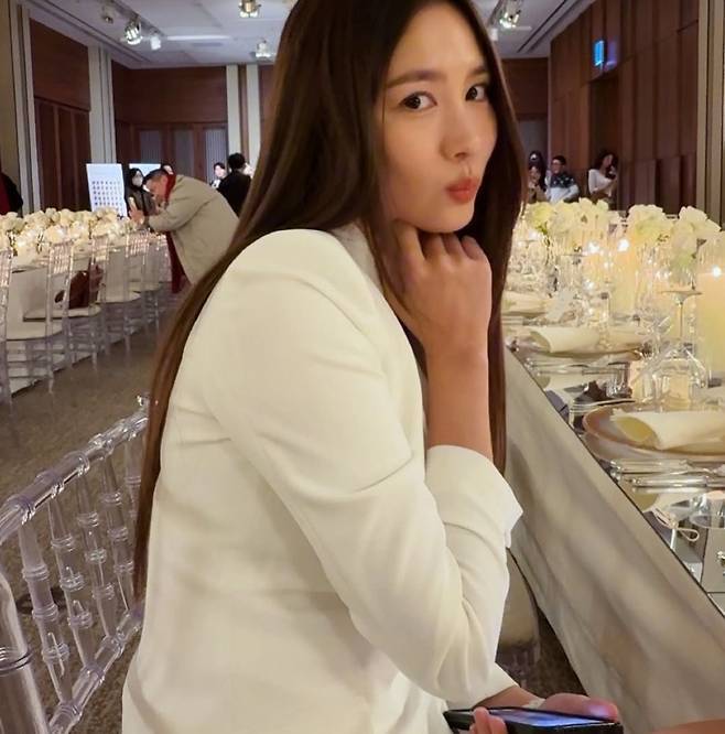 진아름 남궁민 쭉쭉 뻗은 각선미로 완성한 우아한 화이트 슈트룩 스타와 패션