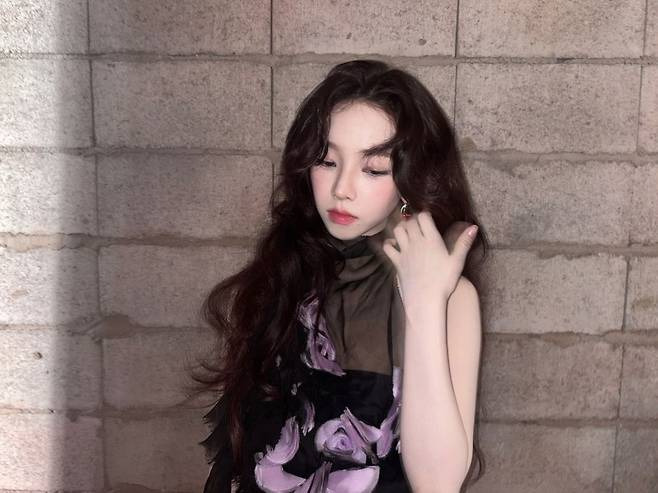 카리나 ‘고전 미인 그 자체 로맨틱 고딕 드레스로 완벽 입증 스타와 라이프