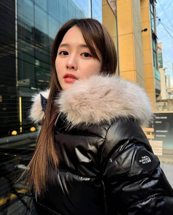 예비 새댁 남보라 포근함이 가득한 겨울 필승룩 롱패딩과 데님 팬츠의 조화 스타와 라이프