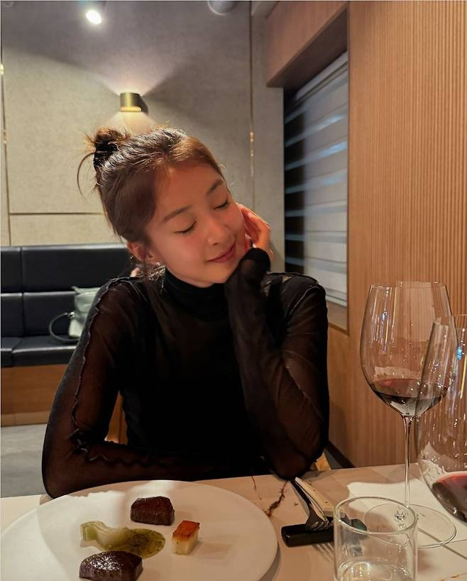 이시영 한파도 멋으로 이긴다 크롭시스루 블랙 퍼 코트룩 스타와 라이프