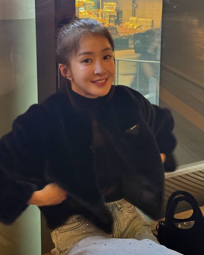 이시영 한파도 멋으로 이긴다 크롭시스루 블랙 퍼 코트룩 스타와 라이프