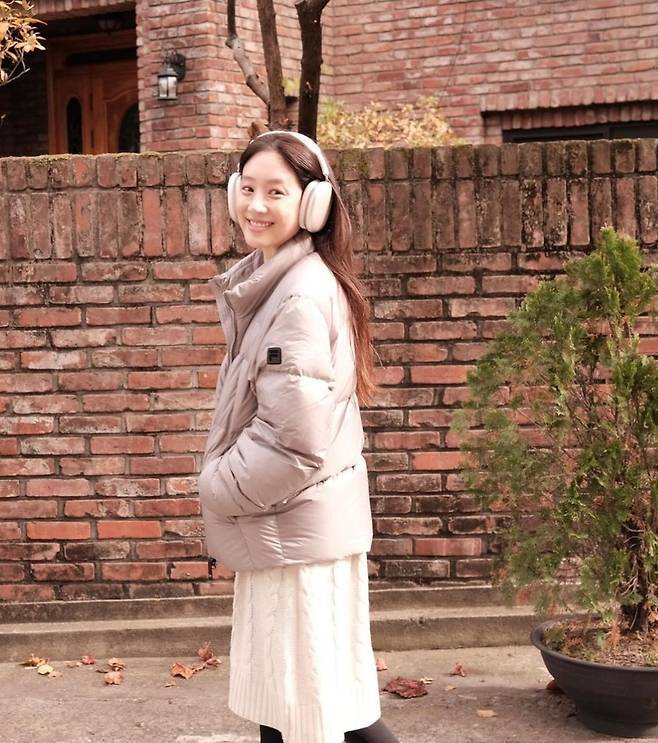 정려원 동네 마실도 스타일리시 니트 원피스와 패딩으로 완성한 데일리룩 스타와 라이프