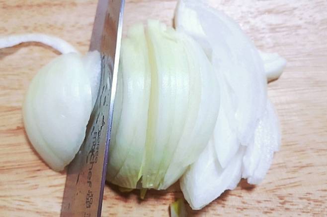 양파 썰 때 칼 대신 이것 사용하니 박수가 절로 나옵니다~ 쏙쏙팁