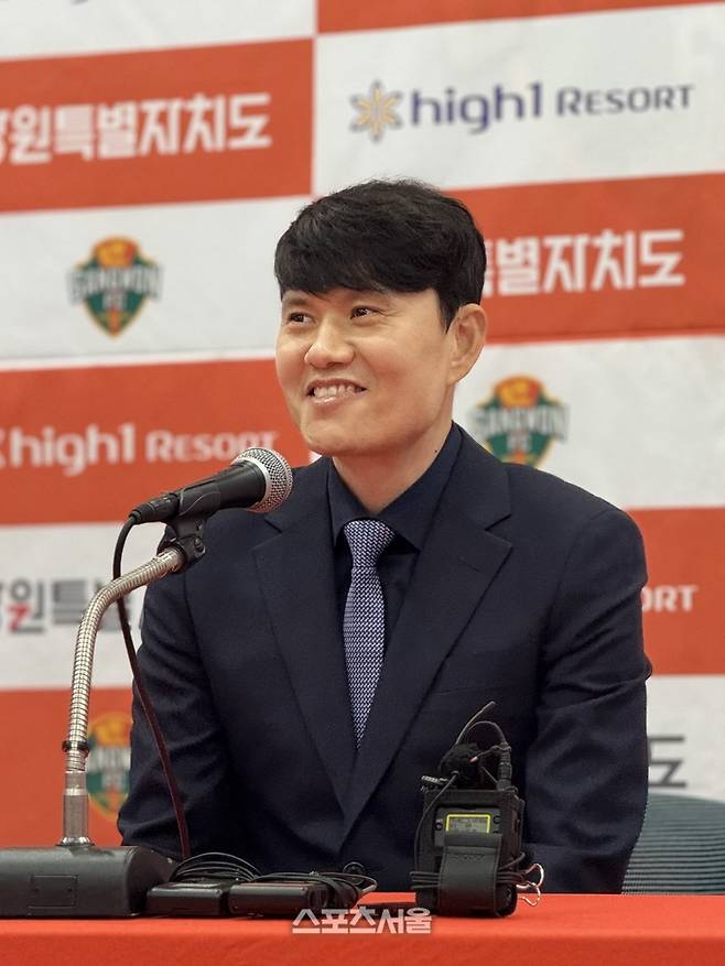 코치 10년 노하우 쏟아낸다 강원 정경호 감독 이제 숲 안팎을 모두 봐야 부담은 용기를 통해 이겨내겠다” Ss현장