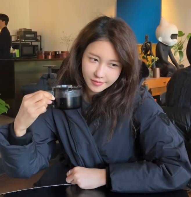 각도 바꾸니 美쳤다46세 이지아키도 큰데 40대 놀라운 비율 뽐낸 롱코트룩 뷰티는 내운명