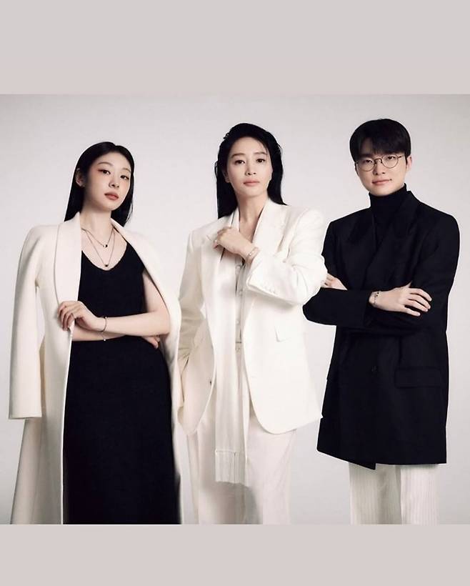 김혜수·김연아 이 조합 미美쳤다 마음도 스타일도 퀸 블랙and화이트 슈트 핏 패션엔