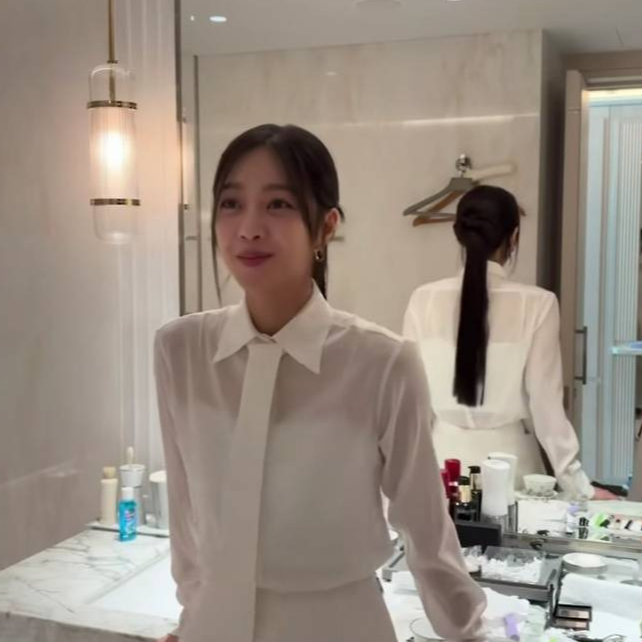 조보아 새신부다운 순백의 화이트 셔츠룩으로 청순미와 우아함 완벽 소화 스타와 라이프
