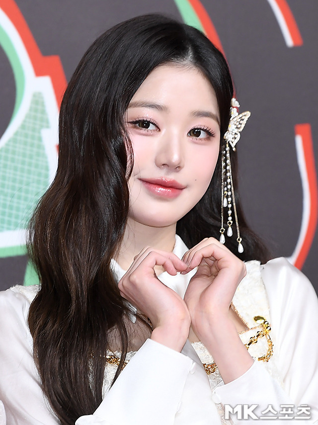 장원영 나비 앉은 꽃미모 비현실적 비율 뽐낸 트위드 투피스룩 뷰티는 내운명