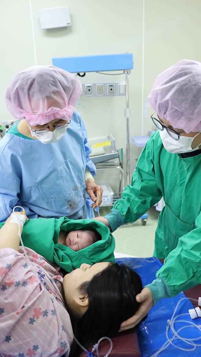 단독 크리스마스 이브 ‘3代가 분만실에딸 이어 손녀도 직접 받은 의사