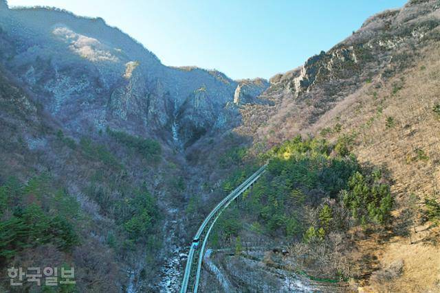 느린 풍경 폭포가 흐르고 시간이 쌓이고 해발 500m 산 중턱 지하 궁전