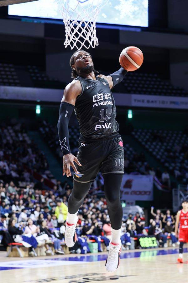 메리 크리스마스…KCC, 4연패 탈출