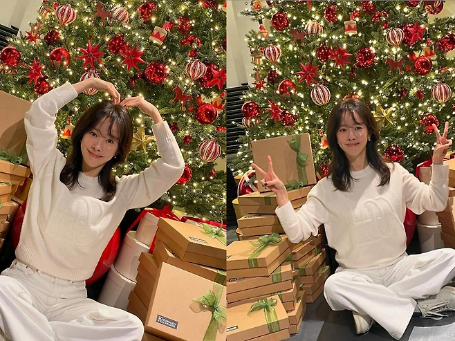 한지민 트리와 선물 더미 속 러블리 미소 따뜻한 니트룩으로 완성한 크리스마스 감성 스타와 라이프