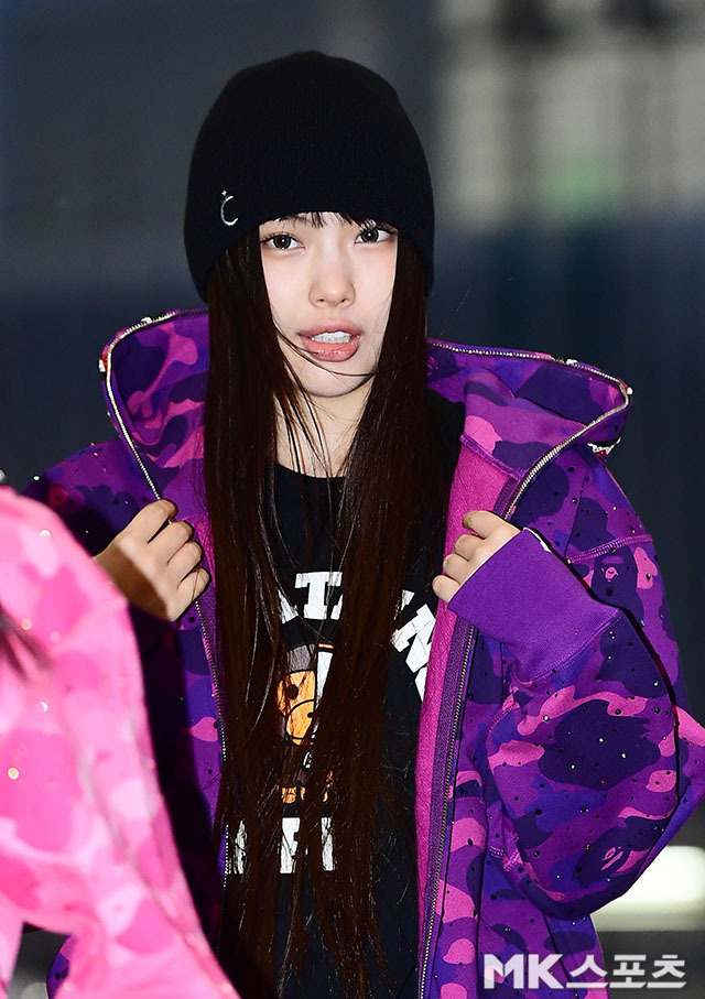 뉴진스 혜인 비니에 카모 너무 힙해 보라색이 좋은 후드 셋업 공항패션 뷰티는 내운명