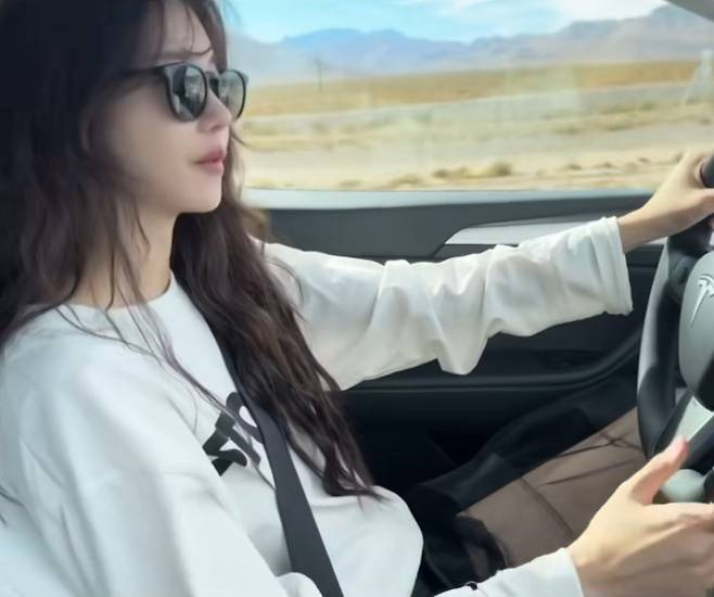 이지아 40대 후반의 세련된 반란 흰 티 하나로 스타일리쉬 드라이브 룩 완성 스타와 패션