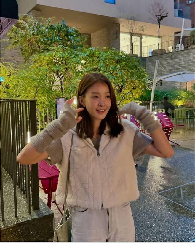 이시영 샤넬 러버다운 오늘의 선택 크롭 퍼 베스트로 완성한 명품룩 스타와 라이프