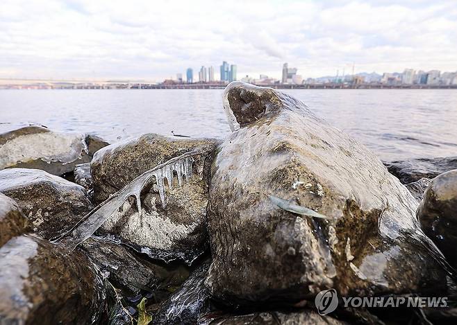 매서운 찬바람에 낮부터 기온 뚝곳곳에 눈·비 조금