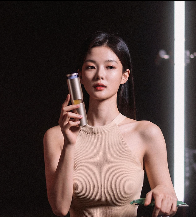 국민 여동생김유정확 달라져 성숙해진 스타일링홀터넥 니트룩 어썸클