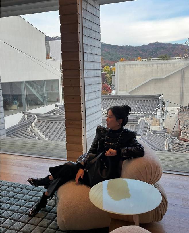조여정 명품 미모 과시 리본 드레스로 완성한 43세 여신의 반전 비주얼 스타와 라이프