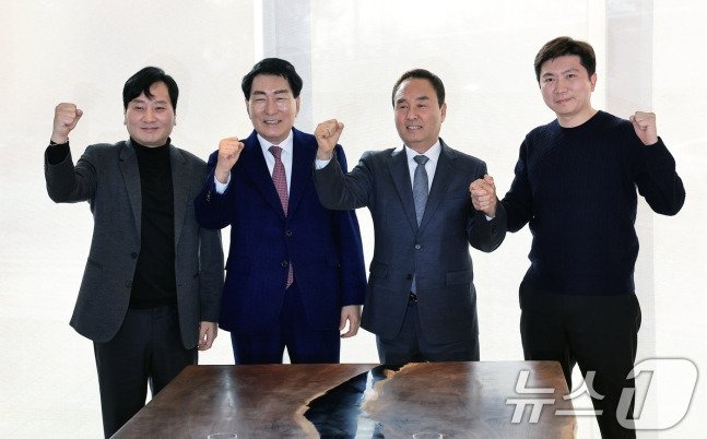 변화의 스매쉬 유승민 선거캠프 본격 가동 단일화 대신 캠프 개소식