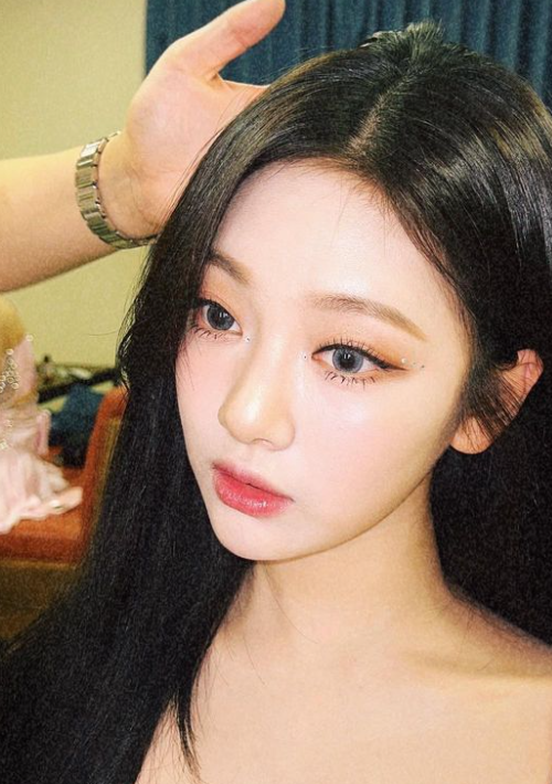 진짜 하얗네누드톤 초미니드레스입고 예뻐 난리난 여가수드레스룩 셀럽뉴스