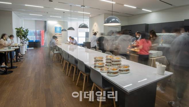 한강뷰 보며 케이터링 즐긴다호텔 같은 ‘이 회사 복지좋소