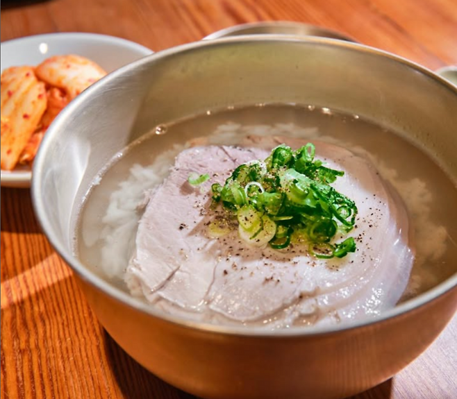 뉴요커들도 줄서는 돼지국밥집이 있다”김치 올려서 한입 딱 신세계네 특슐랭 In 뉴욕