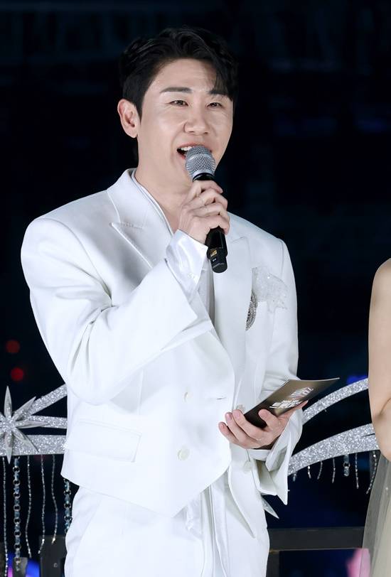 영탁, '2024 SBS 트롯대전' MC 출격 "최대 트로트 축제, 폼 미쳤다"