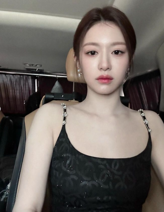 진짜 하얗네샤넬 신상 입고 등장너무 예뻐 난리난 여배우블랙드레스룩 어썸클