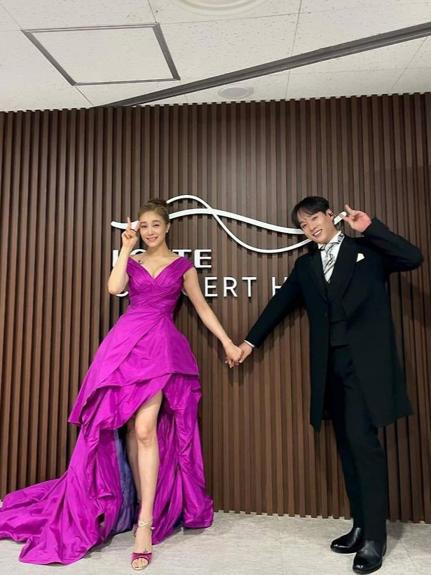 옥주현 시선을 사로잡는 11자 각선미 강렬한 푸시아 핑크 드레스의 완벽 조화 스타와 라이프