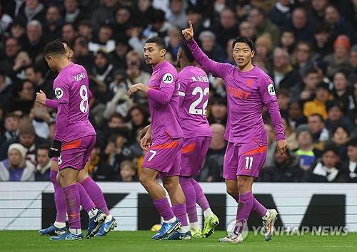 황희찬 감차 선배 손흥민 앞에서 환상 감차골 쏘다