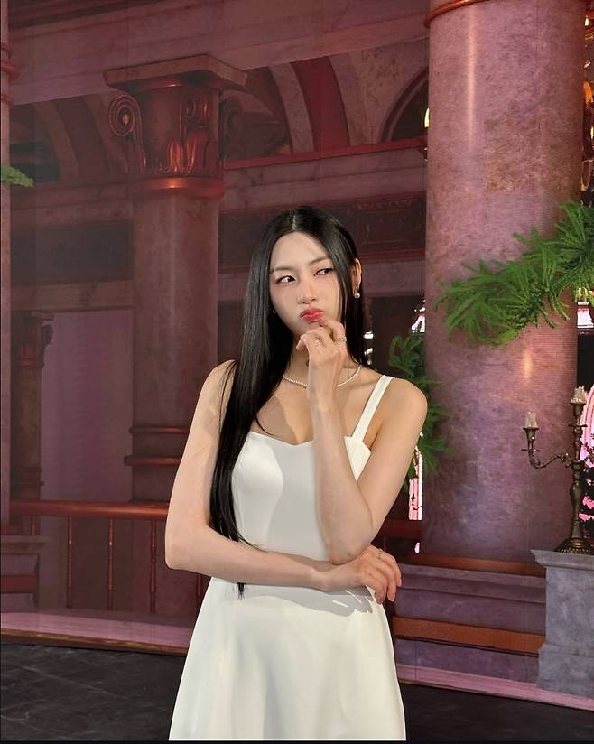이만큼 예뻤어169cm48kg 마네킹 미모 뽐낸 여가수 화이트 드레스룩 뷰티는 내운명