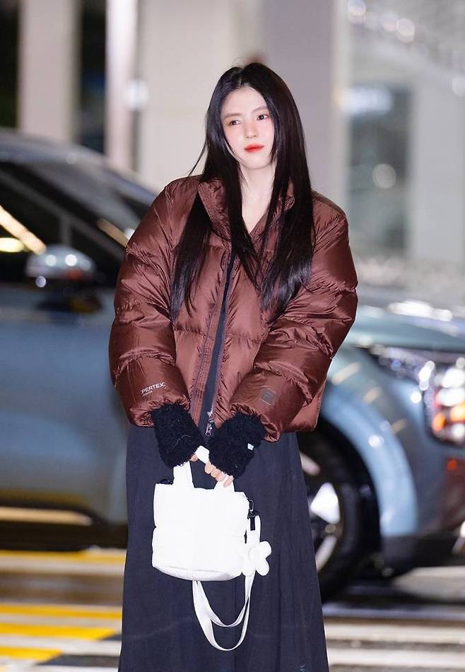 한소희 입으니 완판 스타일과 따뜻함 다 잡은 ‘한소희 표 초크 숏패딩룩 패션엔