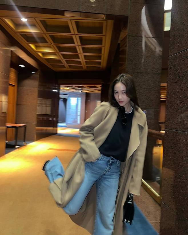 우월한 기럭지 돋보이는 여가수배우 청바지와 롱코트 입고 쇼핑룩 자랑해 라이프업